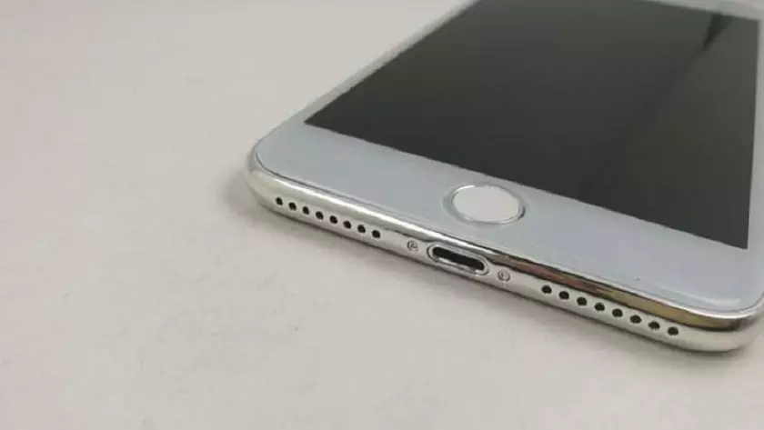 Setšoantšo se lutlang sa Apple's iPhone 7s Plus, se khutletse khalase le tšepe 127958_1