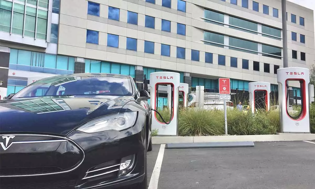 Tesla wuxuu ku dul boodayaa isku xirka USB-ga ee baabuurtiisa