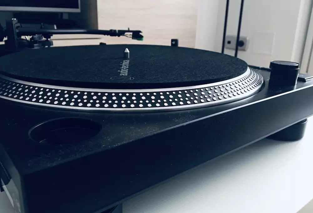 Audio Technica AT-LP120XBT-USB icmalı: yeni başlayanlar üçün keyfiyyətli dönər masası 15467_4