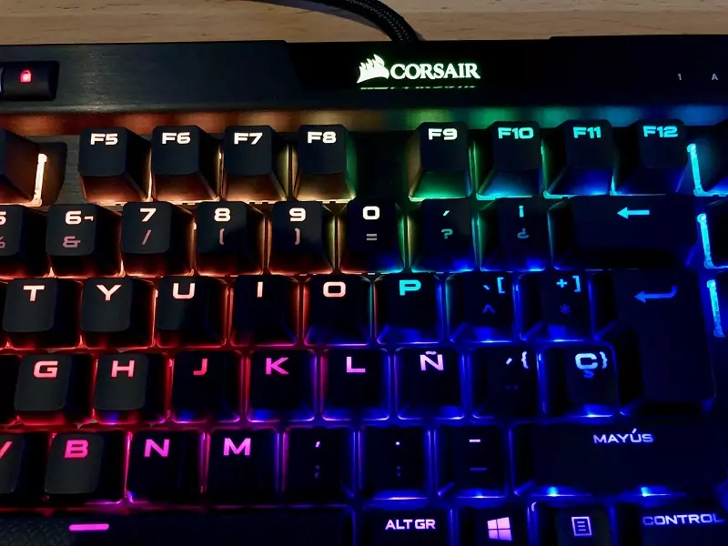 CORSAIR K70 RGB MK.2: Жеңилгис көрүнгөн нерсени жакшыртуу 16810_18