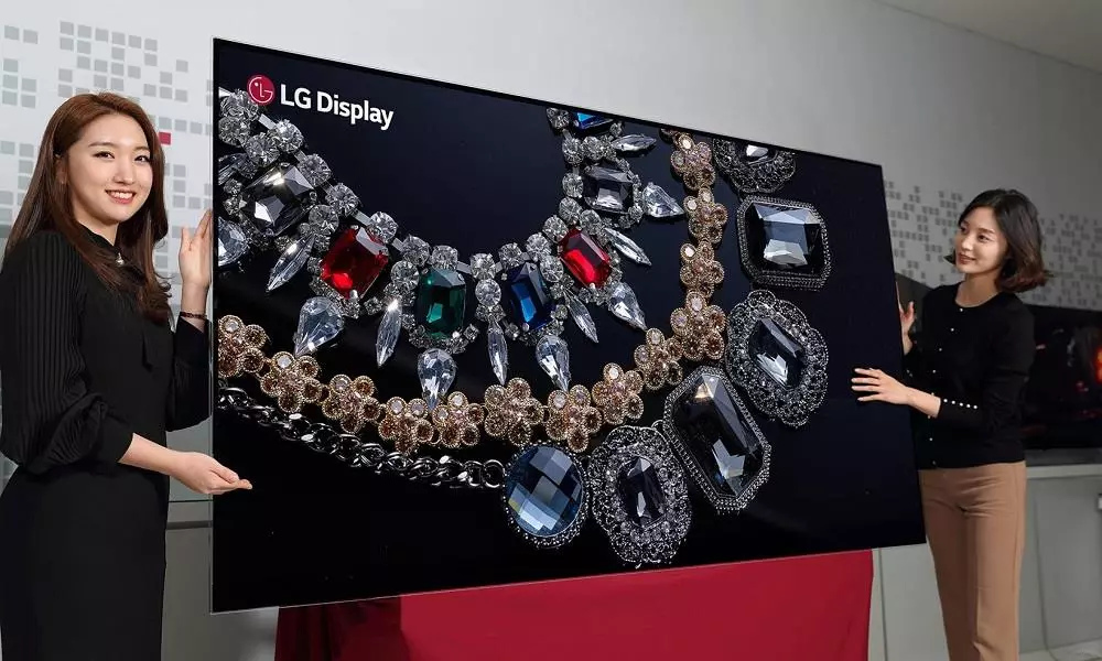 LG дисплейи 88-дюймаи OLED-ро бо садои дохилӣ муаррифӣ мекунад 35732_1