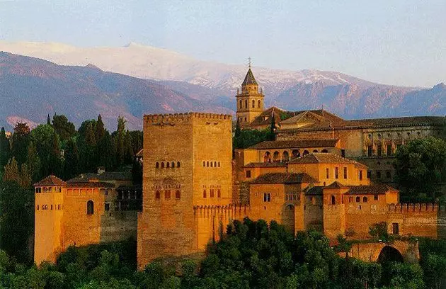 Google'ın Trekker'ı Alhambra'nın tüm güzelliğini yakalar