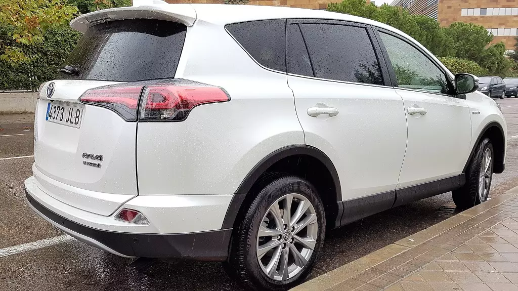 Toyota Rav4 hybrid: ang laing SUV 5163_33