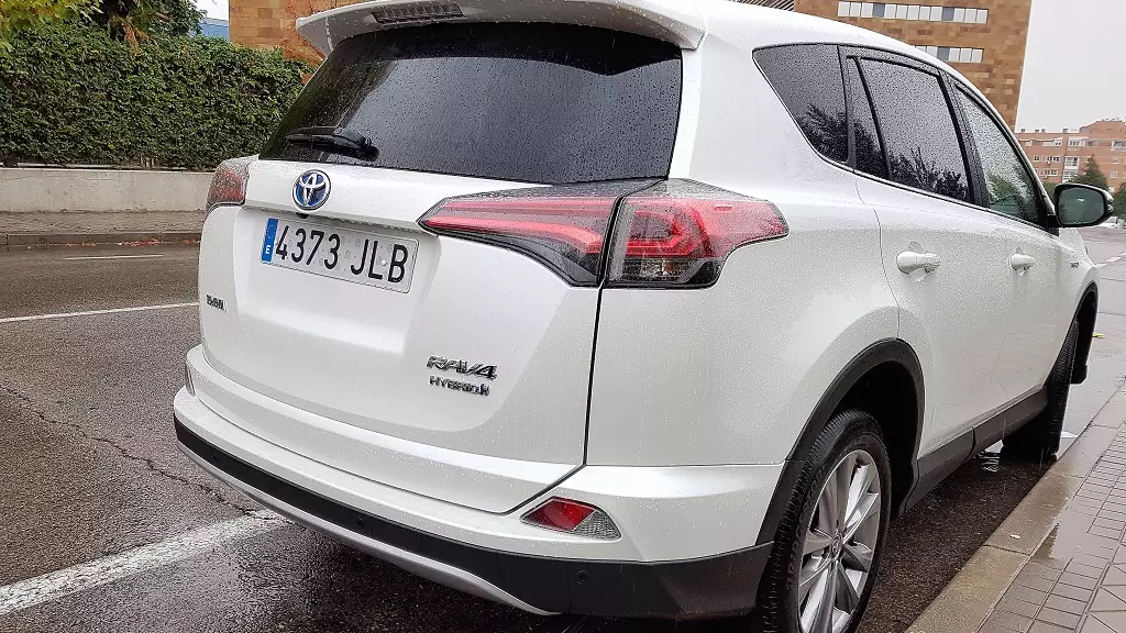 Toyota Rav4 hybrid: ang laing SUV 5163_34