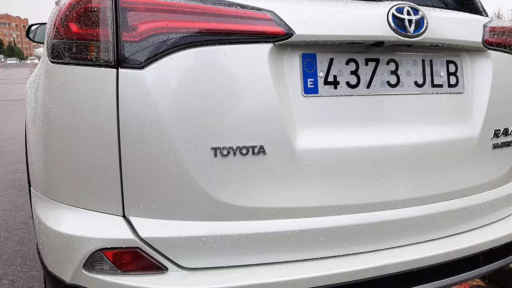 Toyota Rav4 hybrid: ang laing SUV 5163_35