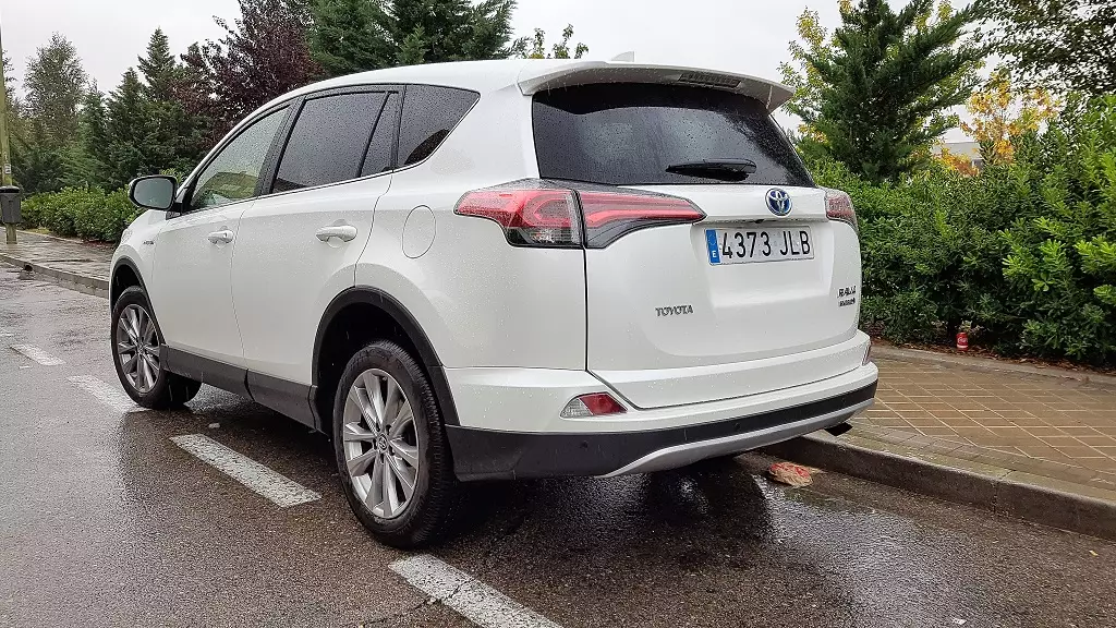 Toyota Rav4 hybrid: ang laing SUV 5163_36