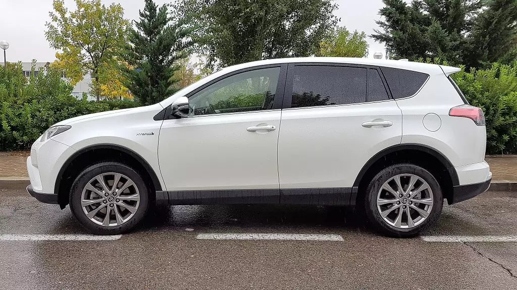 Toyota Rav4 hybryda: drugi SUV 5163_38