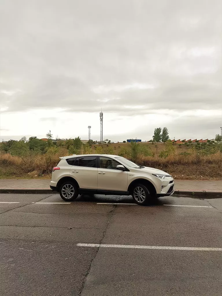 Toyota Rav4 hybrid: ang laing SUV 5163_42