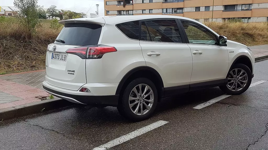 Toyota Rav4 hybrid: ang laing SUV 5163_43