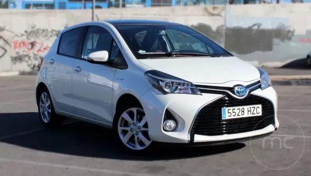 Toyota-yaris-hybrid-01