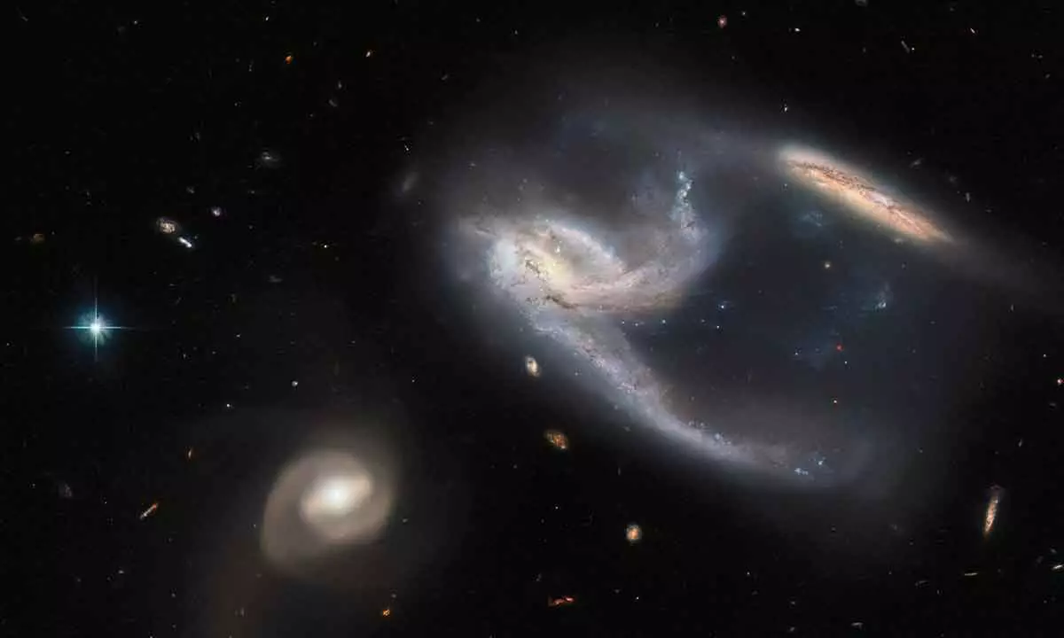 Hubble upptäcker två interagerande galaxer