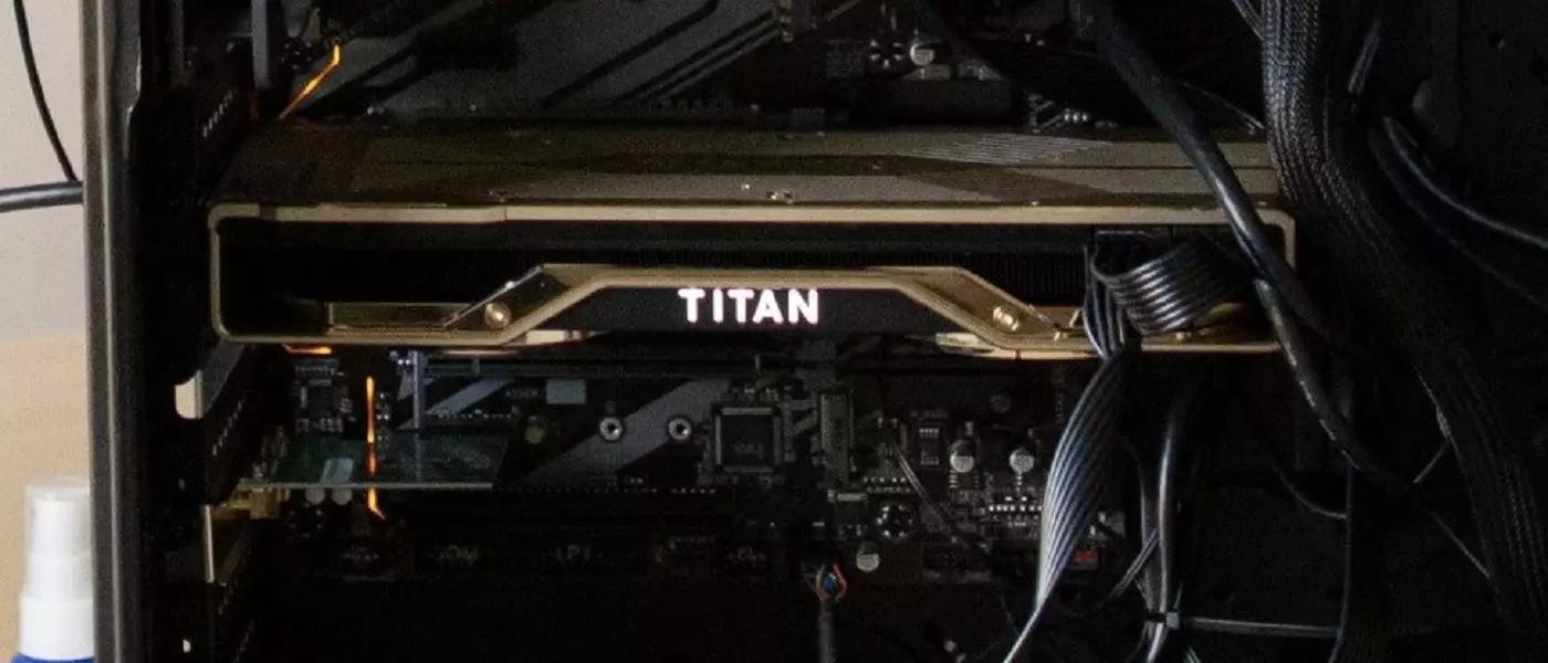 GeForce RTX TITAN: na chéad íomhánna, sonraíochtaí agus praghas féideartha 83078_1