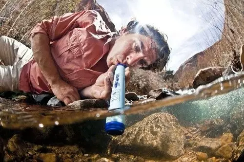 tus-lifestraw-tig-txhua-tawm-pob ntseg-rau-ib-dawb-thirst-quencher