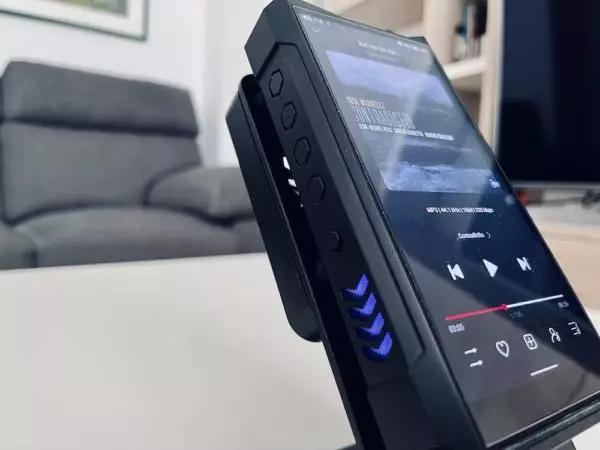 Recenzija FiiO M17: švicarski vojni nož za audiofile 966_3